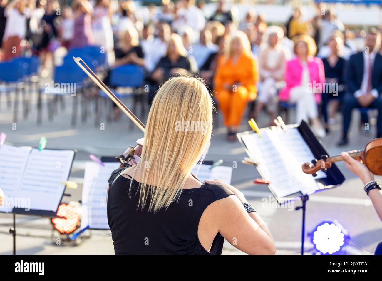 Outdoors audience classical music hi-res stock photography and images ...