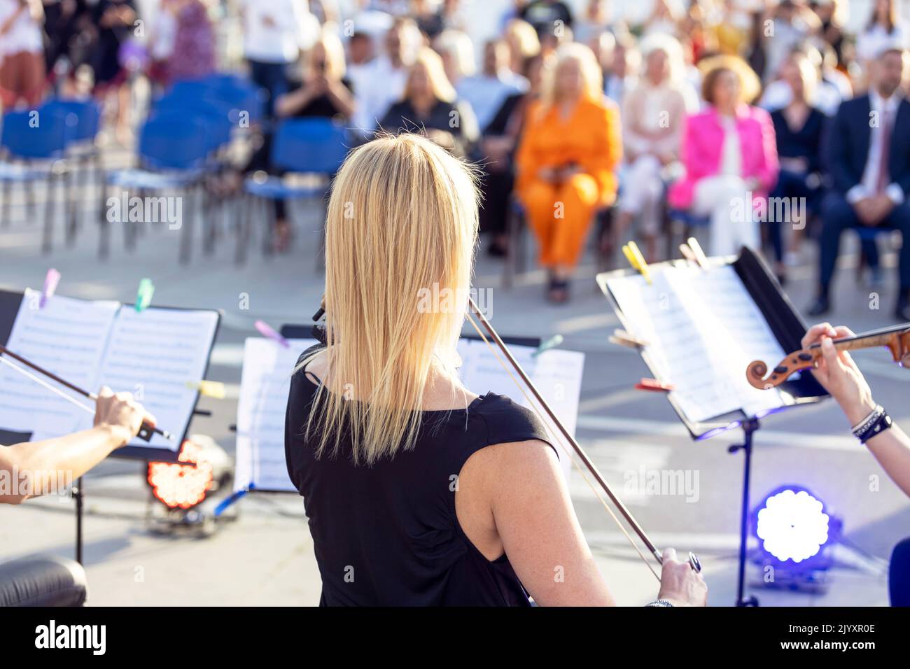 Outdoors audience classical music hi-res stock photography and images ...