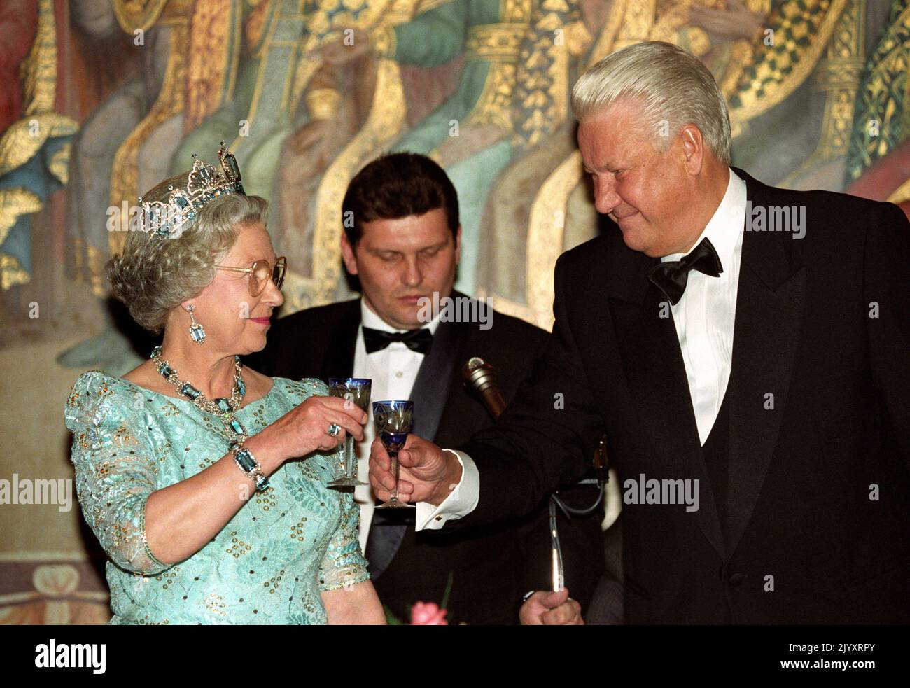 Queen elizabeth russia 1994 hi-res stock photography and images - Alamy