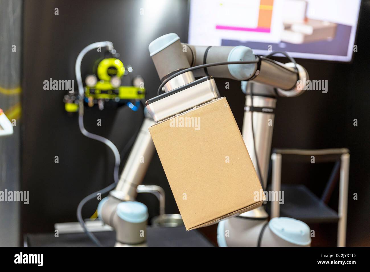 Industrial pick and place robot arm Stock Photo - Alamy