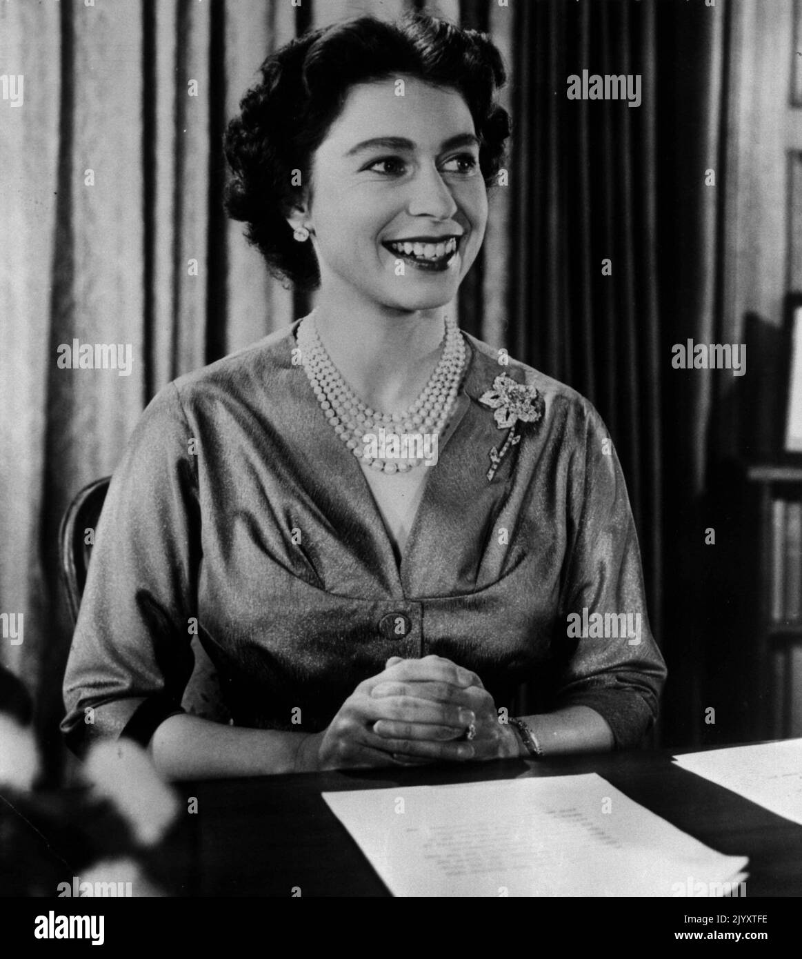 Queen Elizabeth II strikes a pose for photographers before her ...