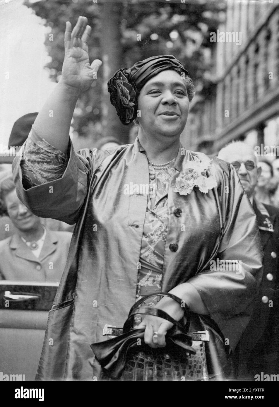 Picture Shows: Queen Salote Waving farewell to the crowd of Londoners ...