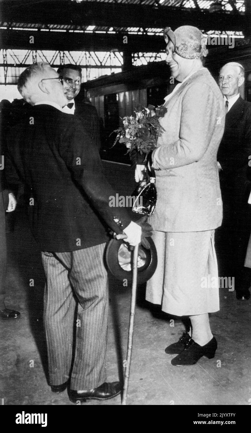 Queen Comes To See A Queen -- Towering six foot, three inch Queen ...