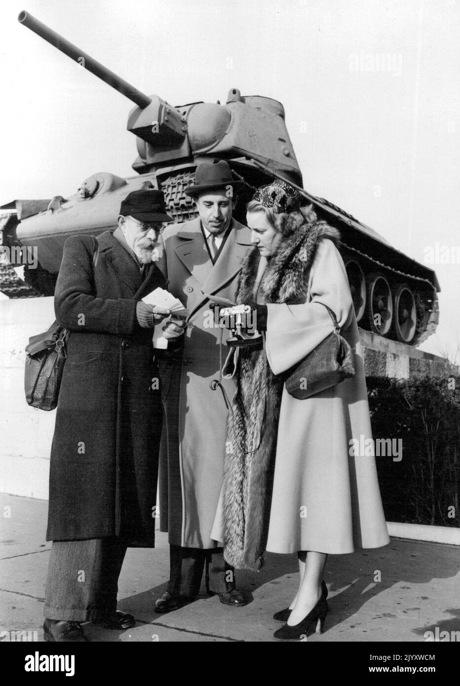 Photo Shows: The Duke and Duchess of Segovia Buy Post-cards from A ...