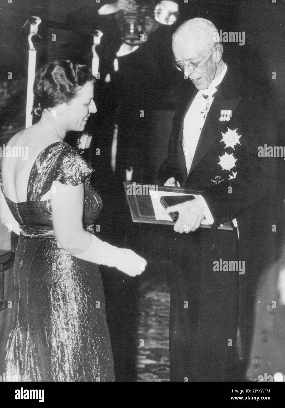 King gustaf v sweden hi-res stock photography and images - Alamy