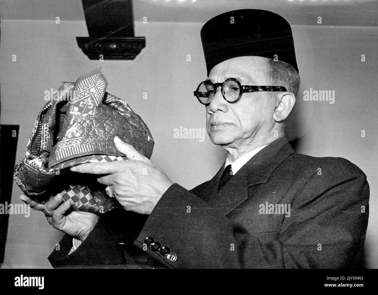 Sultan, of Perak arrives for the Coronation -- The Sultan examining his ...
