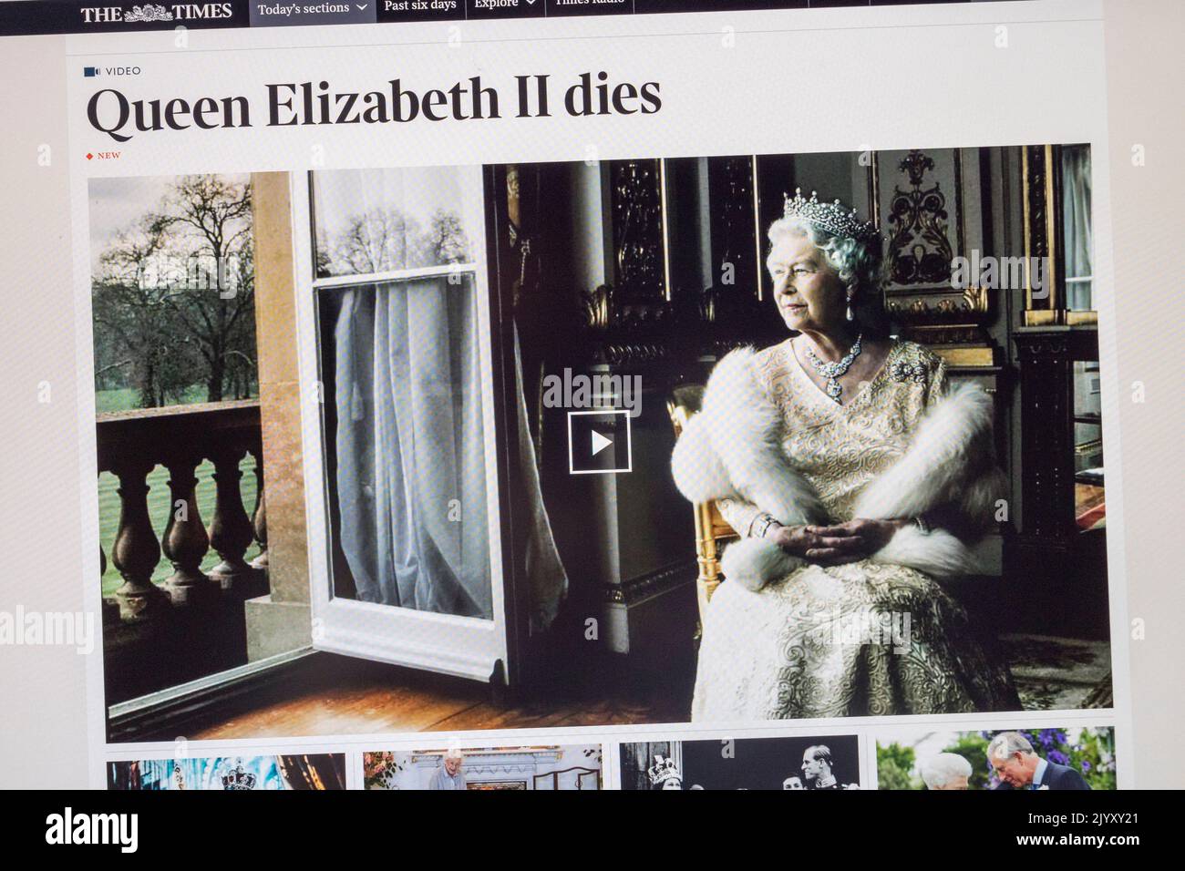 Queen elizabeth ii death announcement hi-res stock photography and ...