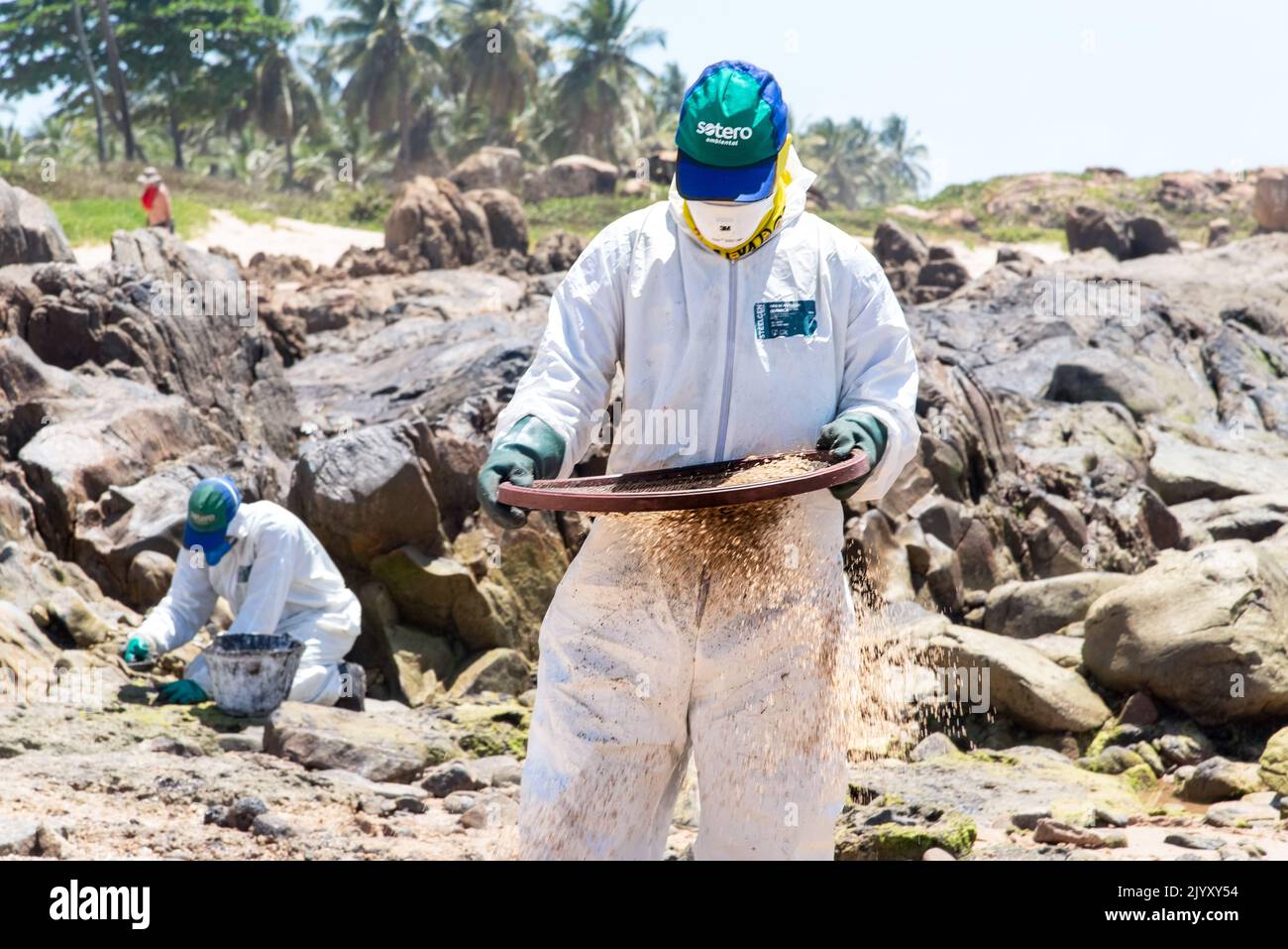 Cleaning agents extract oil from Pedra do Sal beach in the city of ...