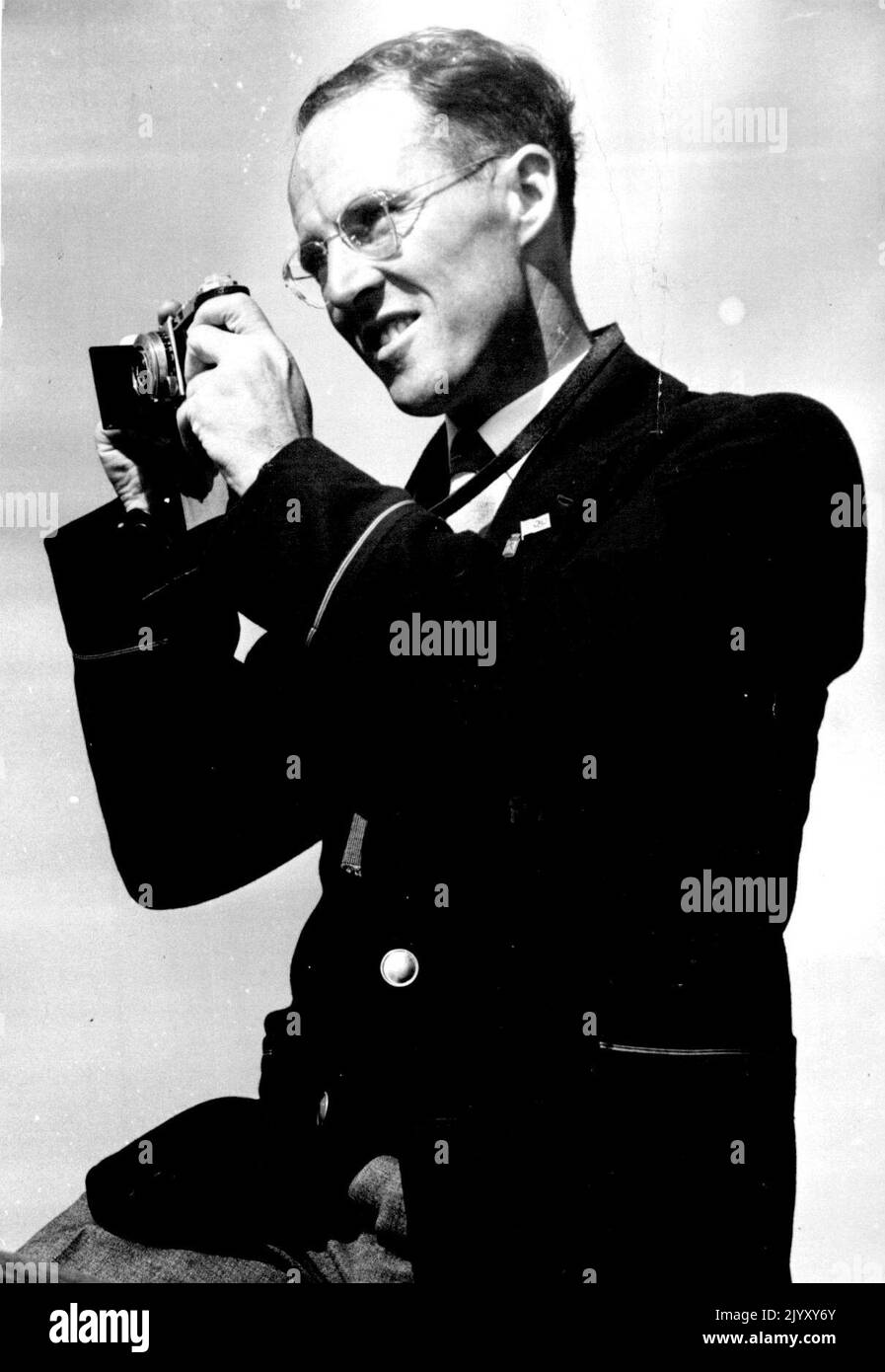 Back From Olympics Distance runner Les Perry, records the Melbourne ...