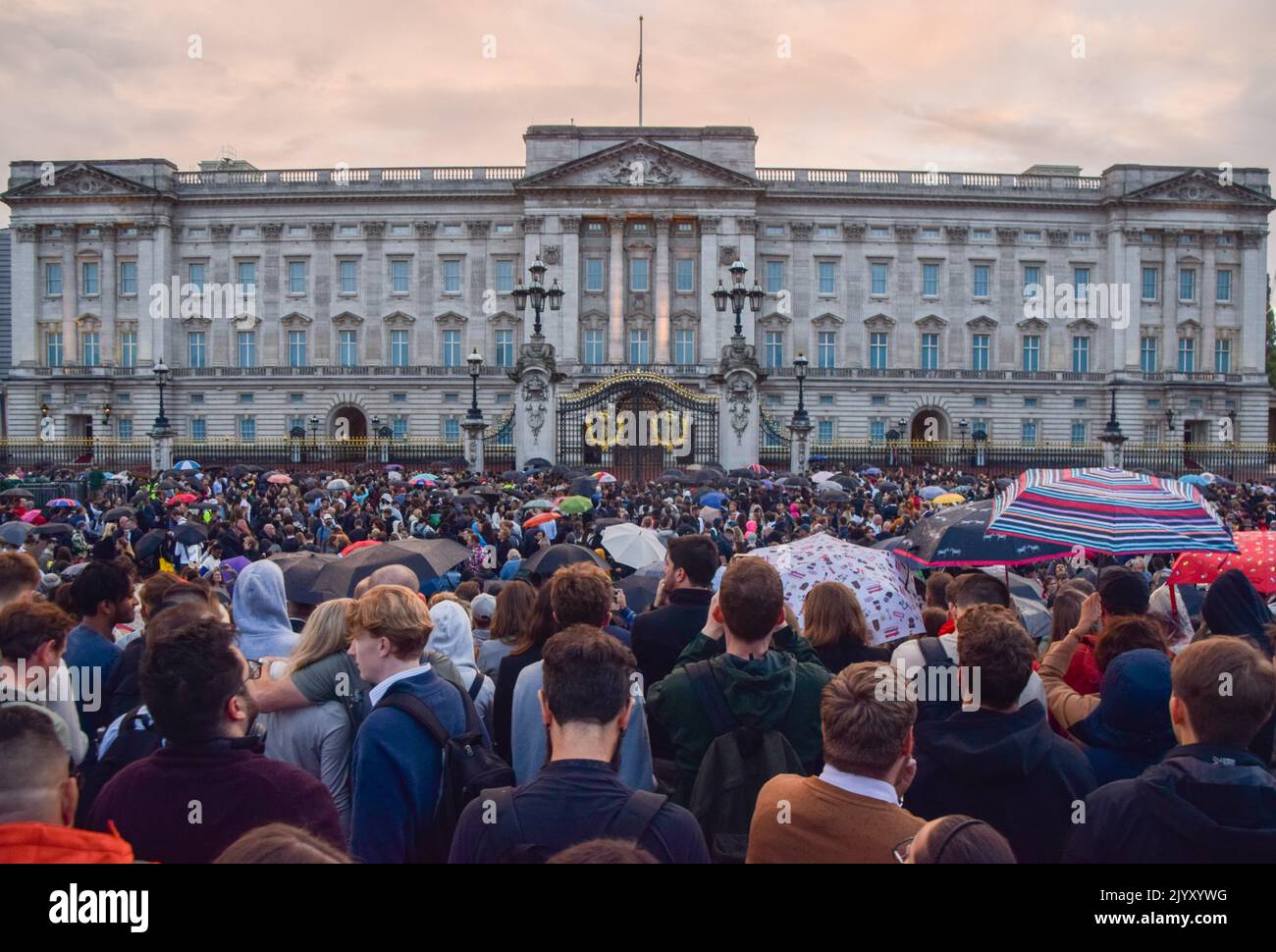London, UK. 8th Sep, 2022. Crowds gather outside Buckingham Palace to pay their respects as ...