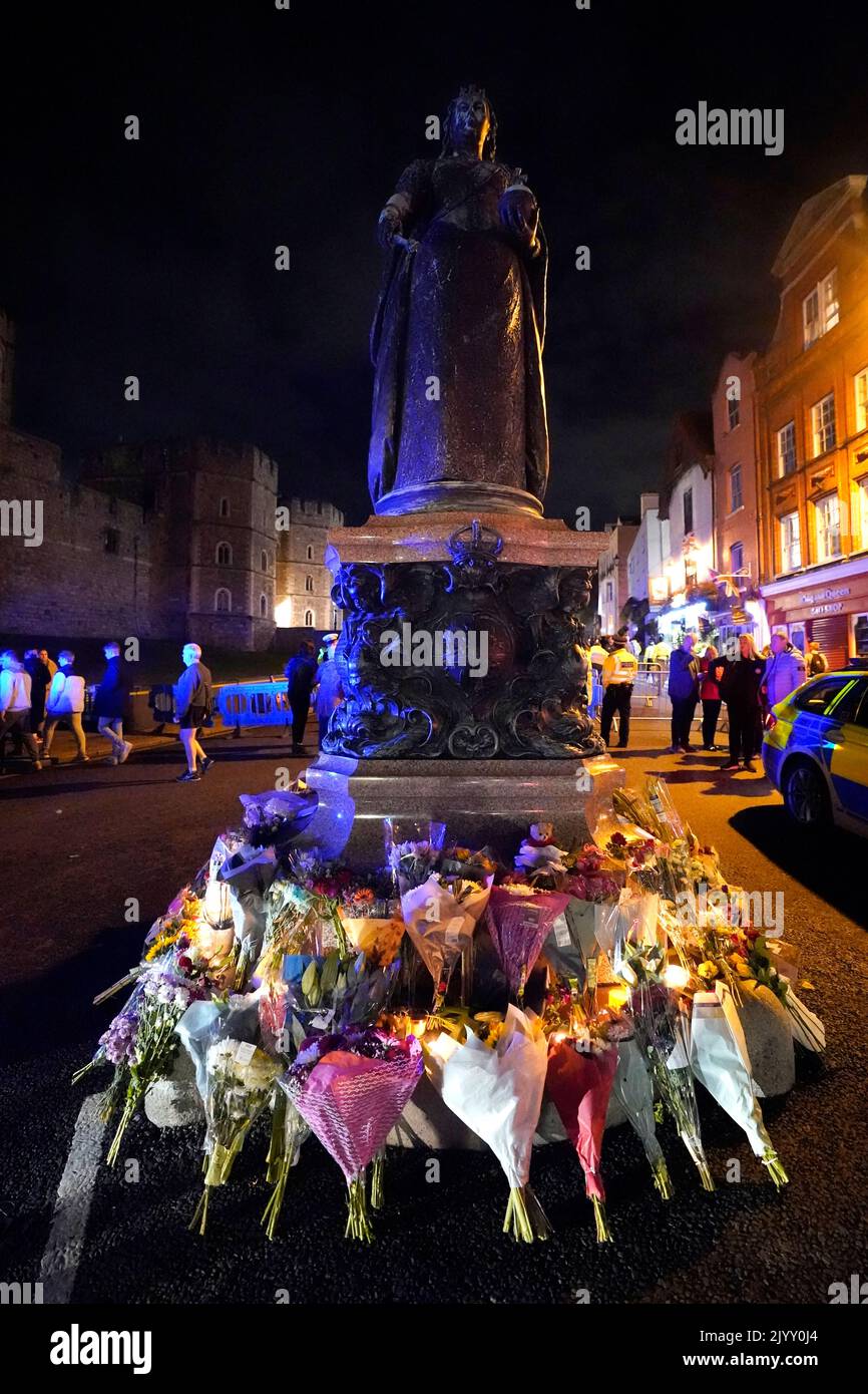 Flowers left under Queen Victoria statue outside Windsor Castle ...