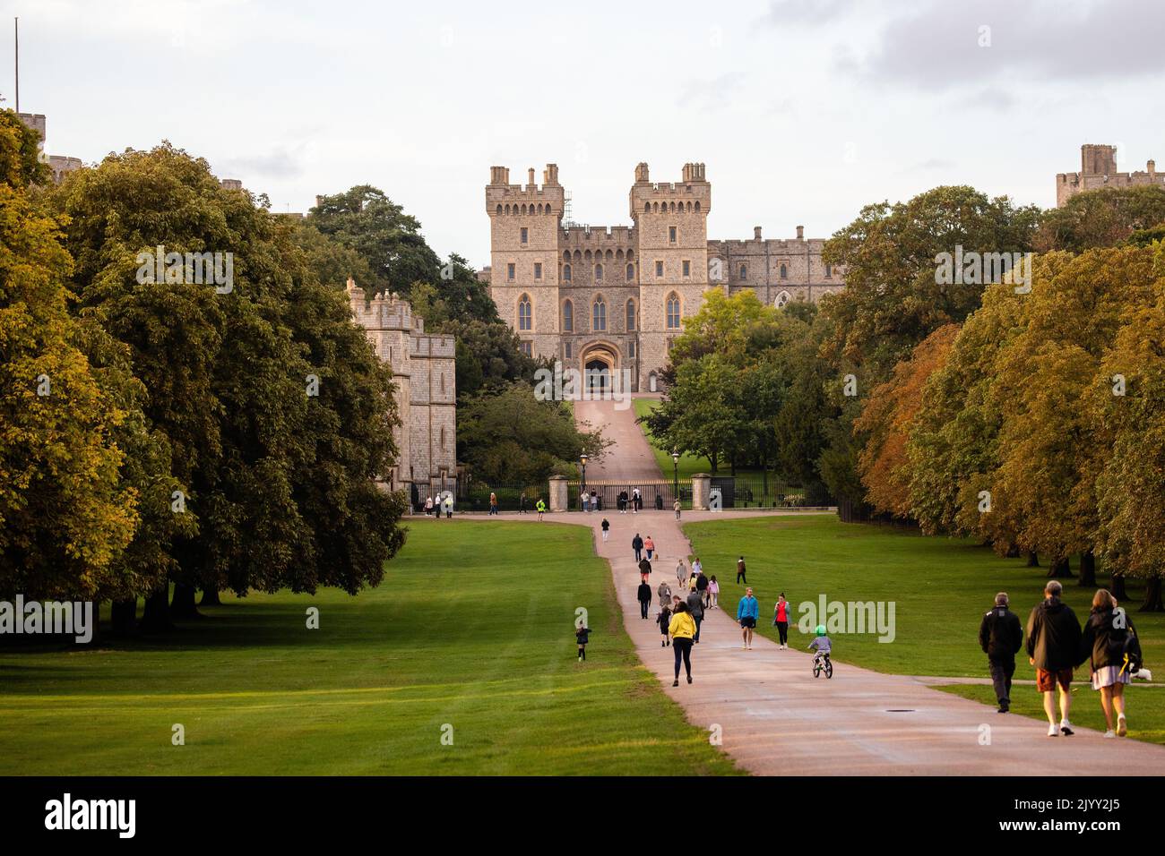 Windsor, UK. 8th September, 2022. Local residents arrive from the Long ...
