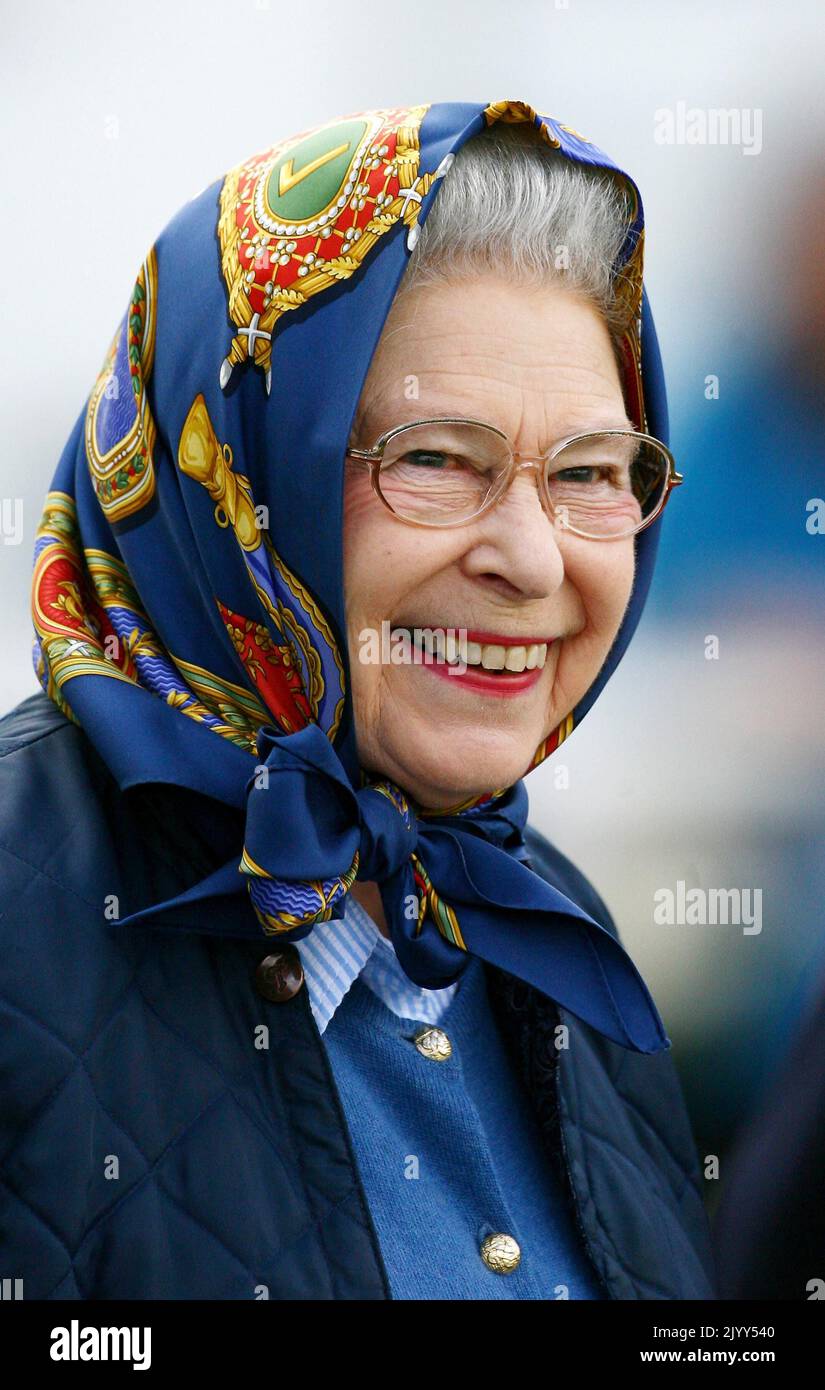 Queen elizabeth windsor castle 2009 hi-res stock photography and images ...