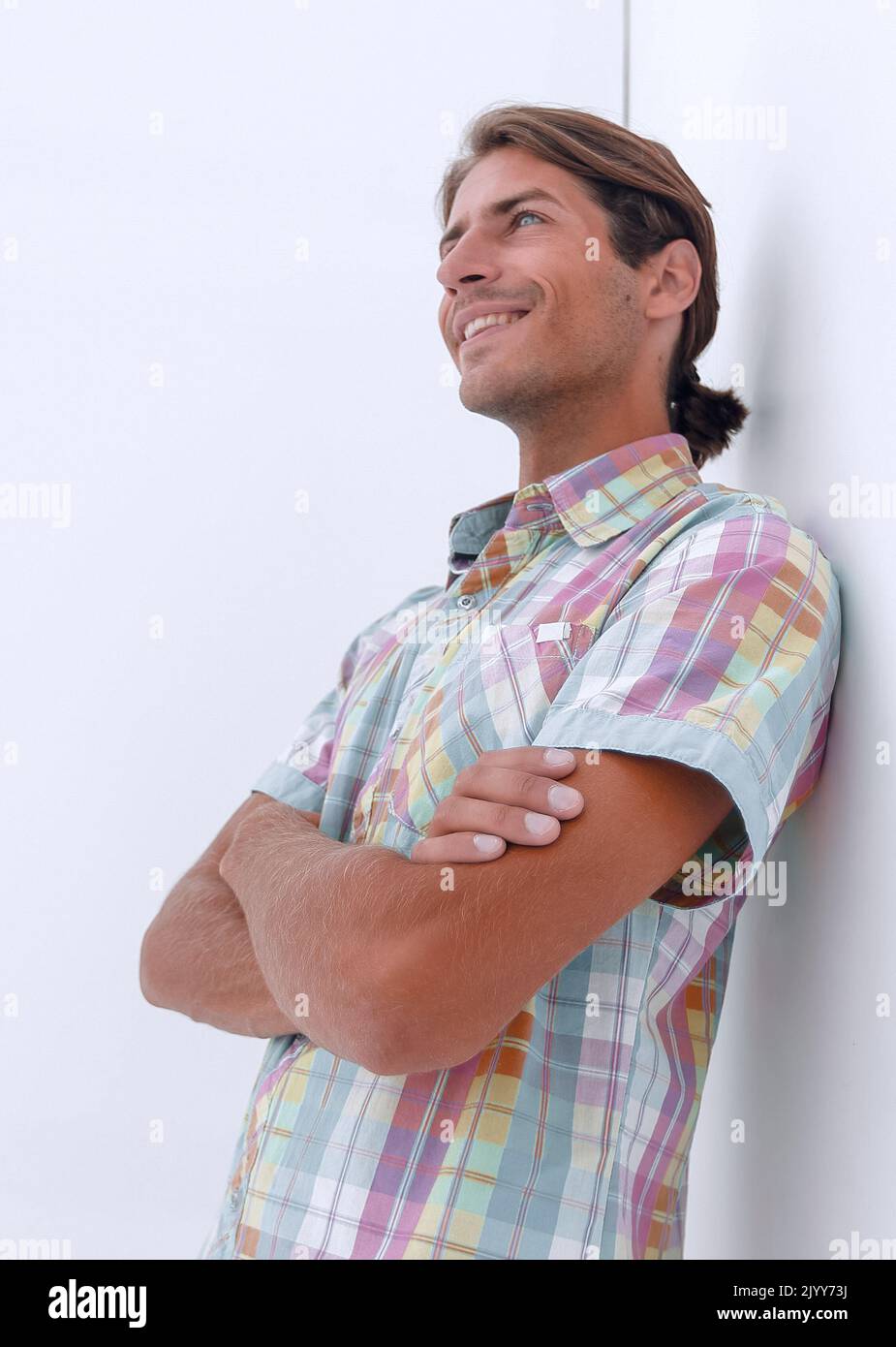 modern guy leaning on wall and looking forward Stock Photo - Alamy