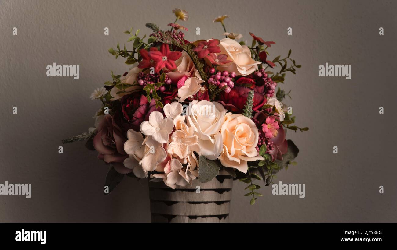 Rustic flower arrangement hi-res stock photography and images - Alamy