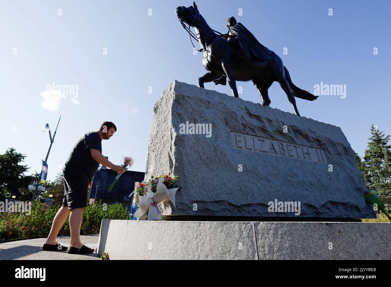 A statue queen elizabeth ii hi-res stock photography and images - Alamy