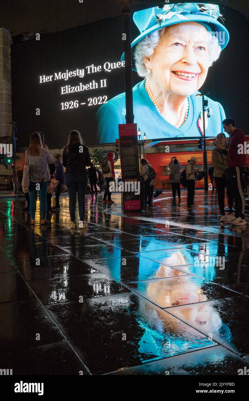 London UK, 8th September 2022. General public gathered at Piccadilly ...