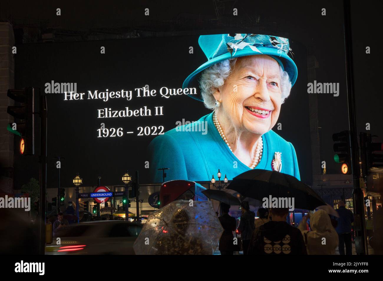 London UK, 8th September 2022. General public gathered at Piccadilly ...