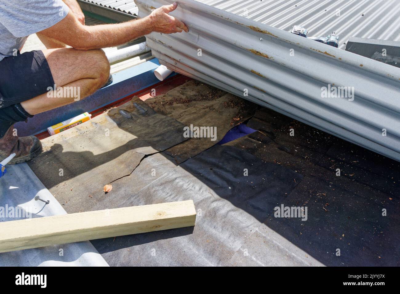 Old bungalow tin roof hi-res stock photography and images - Alamy