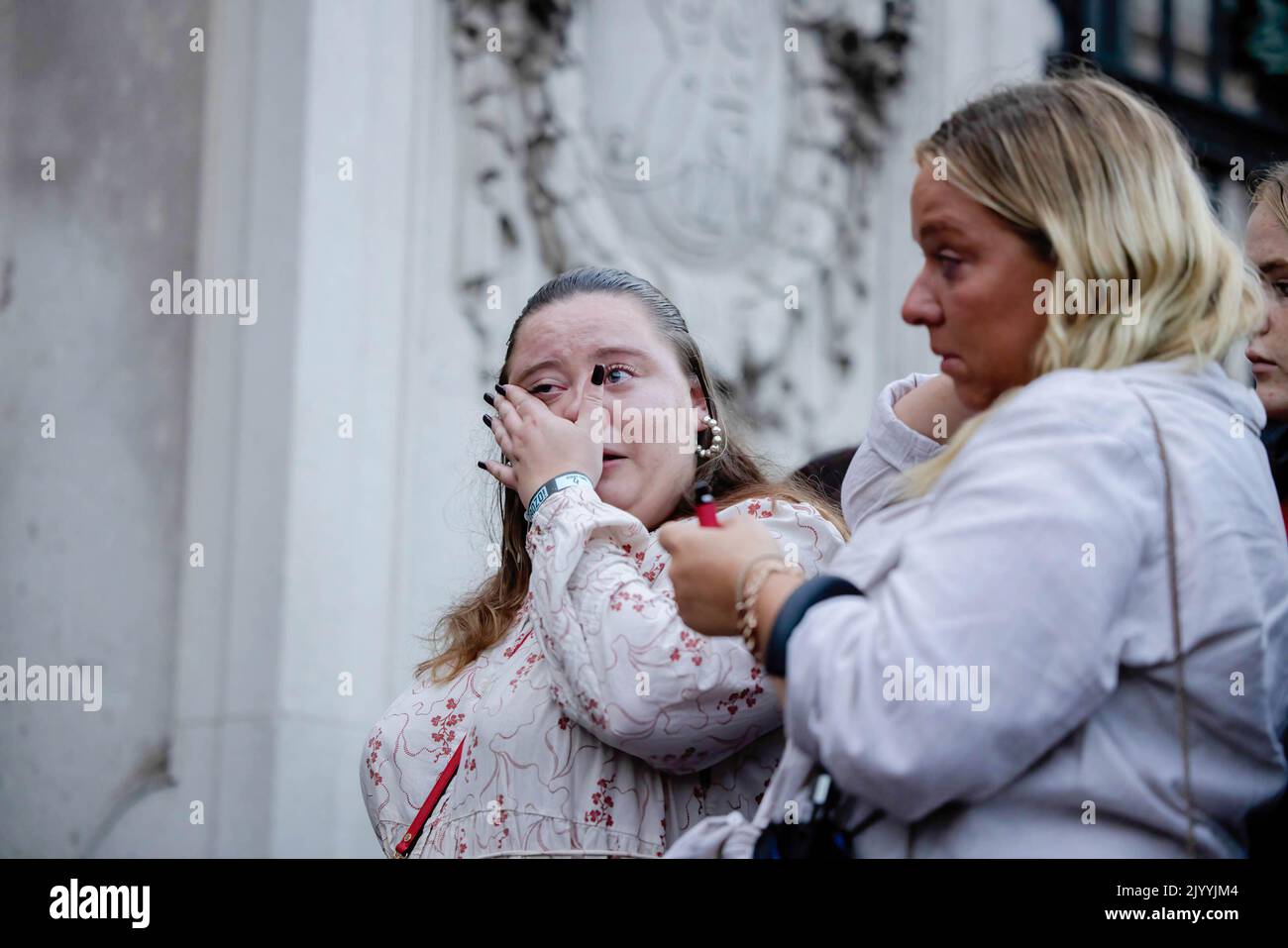 London, UK. 08th Sep, 2022. People seen crying at the Buckingham Palace ...