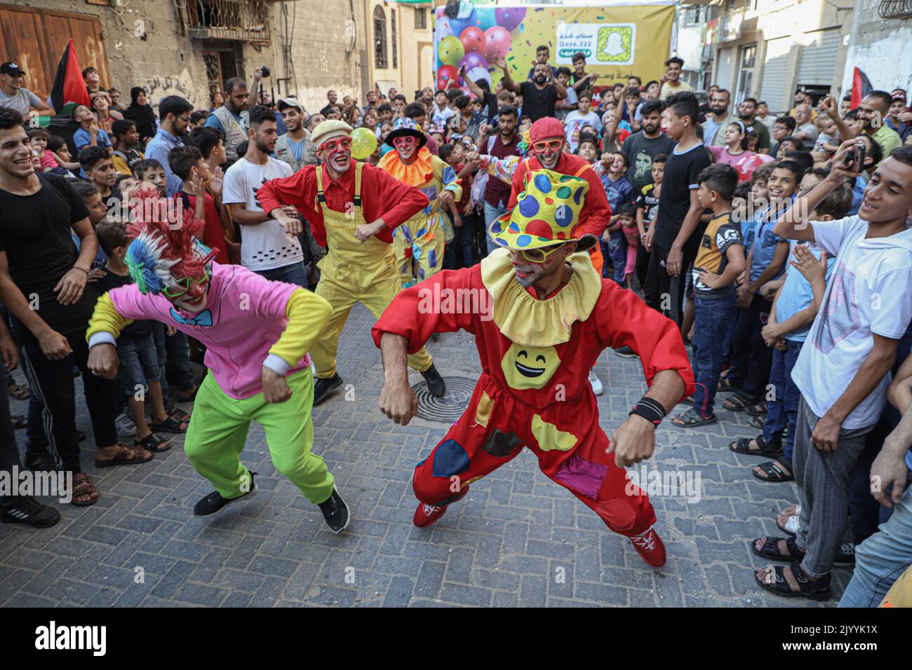 Gaza. 8th Sep, 2022. Palestinian young men dressed as clowns perform ...