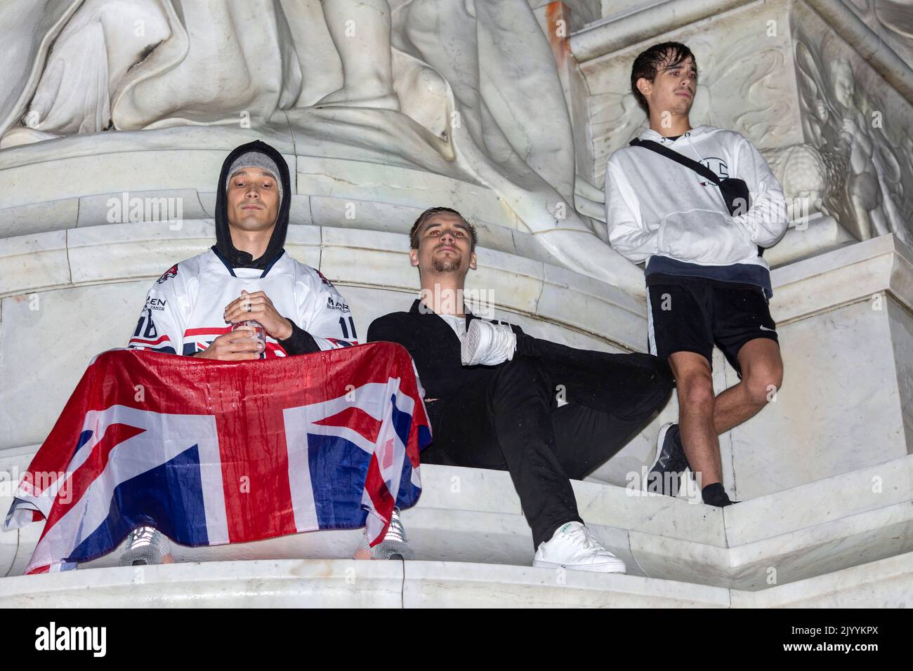 Buckingham palace queen flag hi-res stock photography and images - Alamy