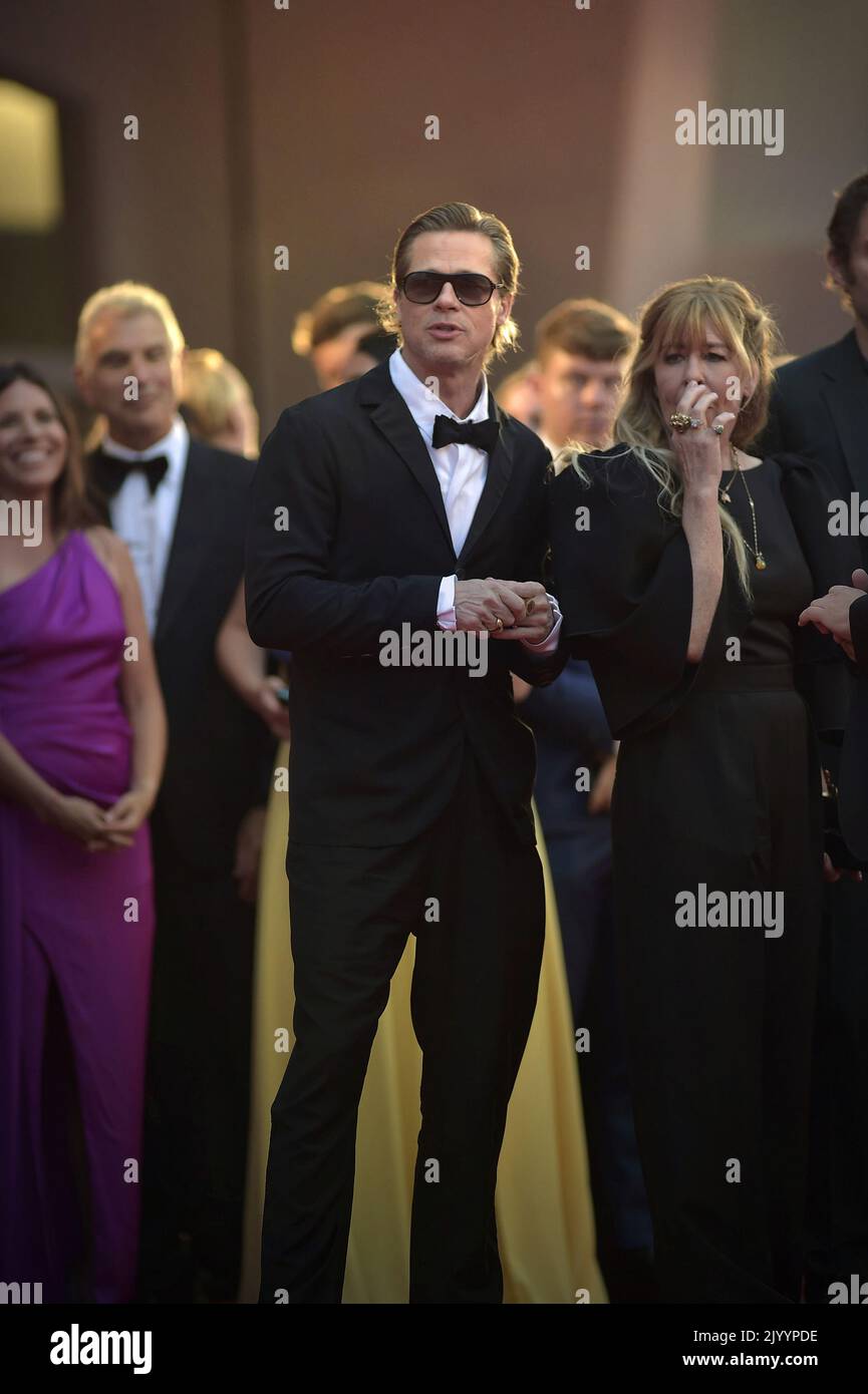 Brad pitt venezia 2022 hi-res stock photography and images - Alamy