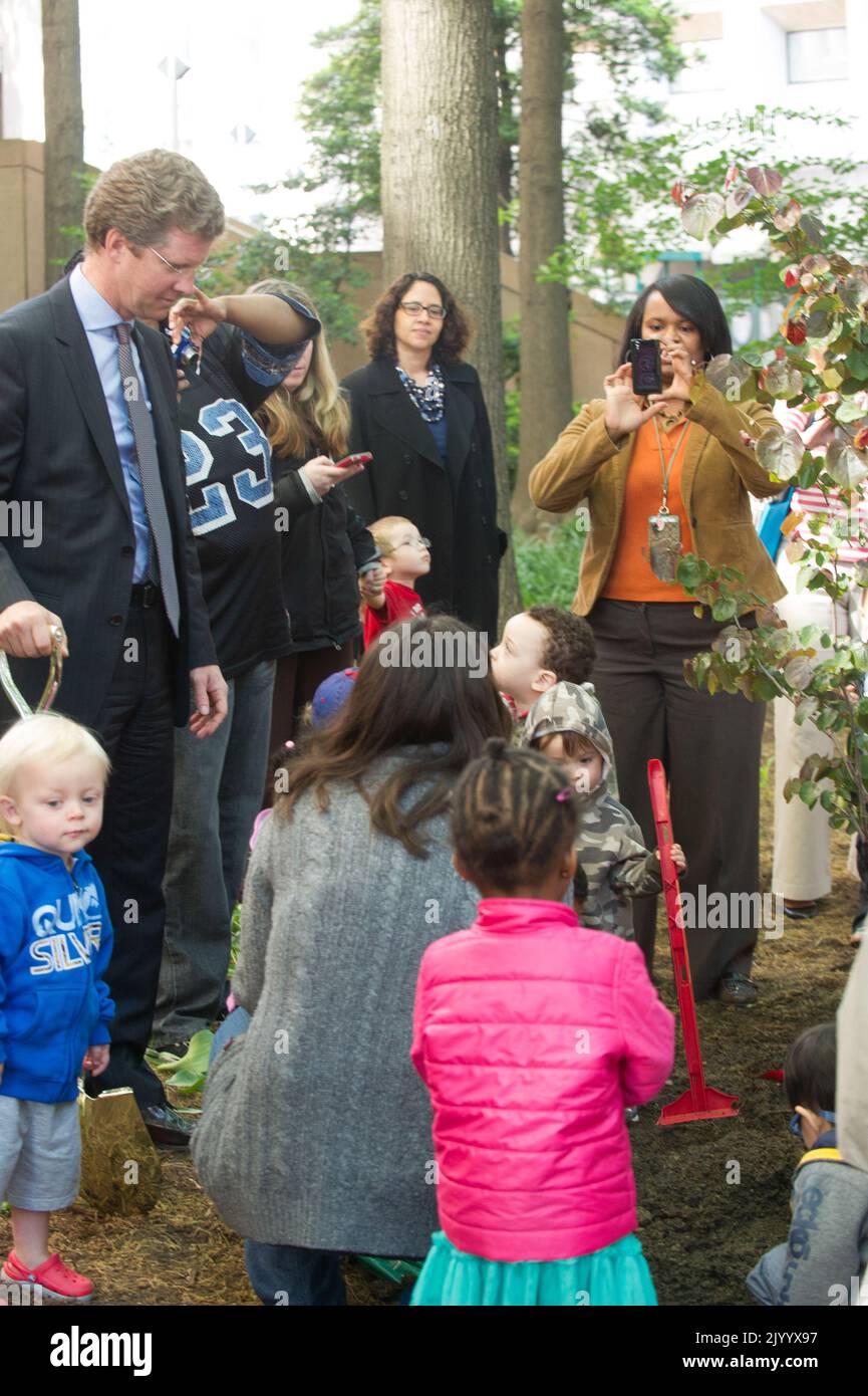 Secretary Shaun Donovan leading Earth Day planting activities with ...