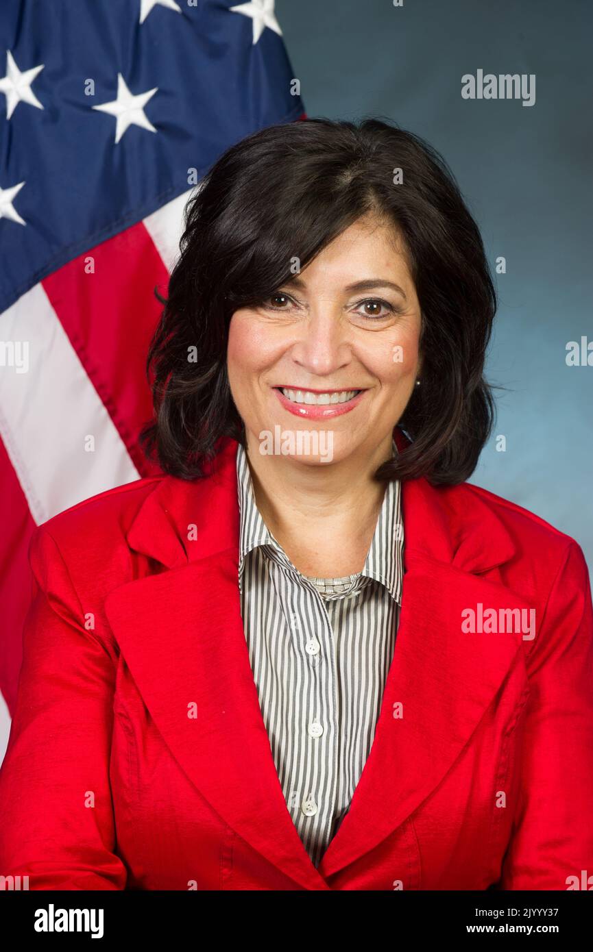 Official portrait of Susan Forward, Director, HUD Region I (New England ...