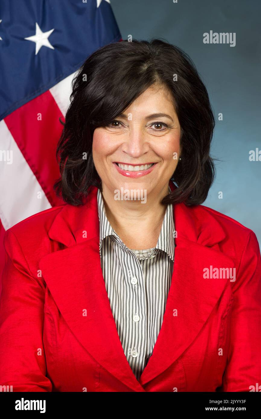Official portrait of Susan Forward, Director, HUD Region I (New England ...