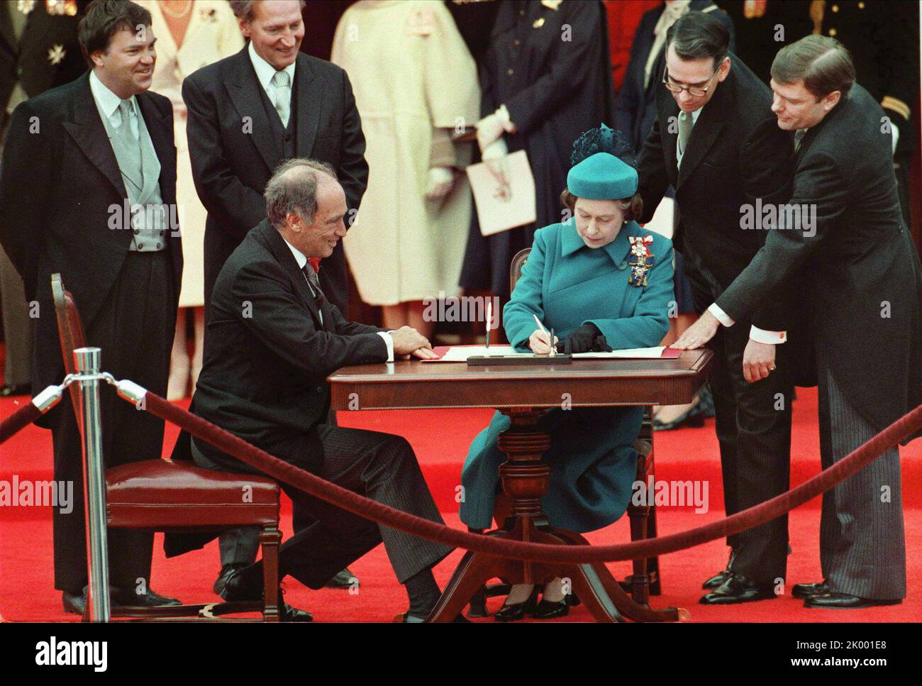 Queen Elizabeth II signs Canada's constitutional proclamation as Prime ...