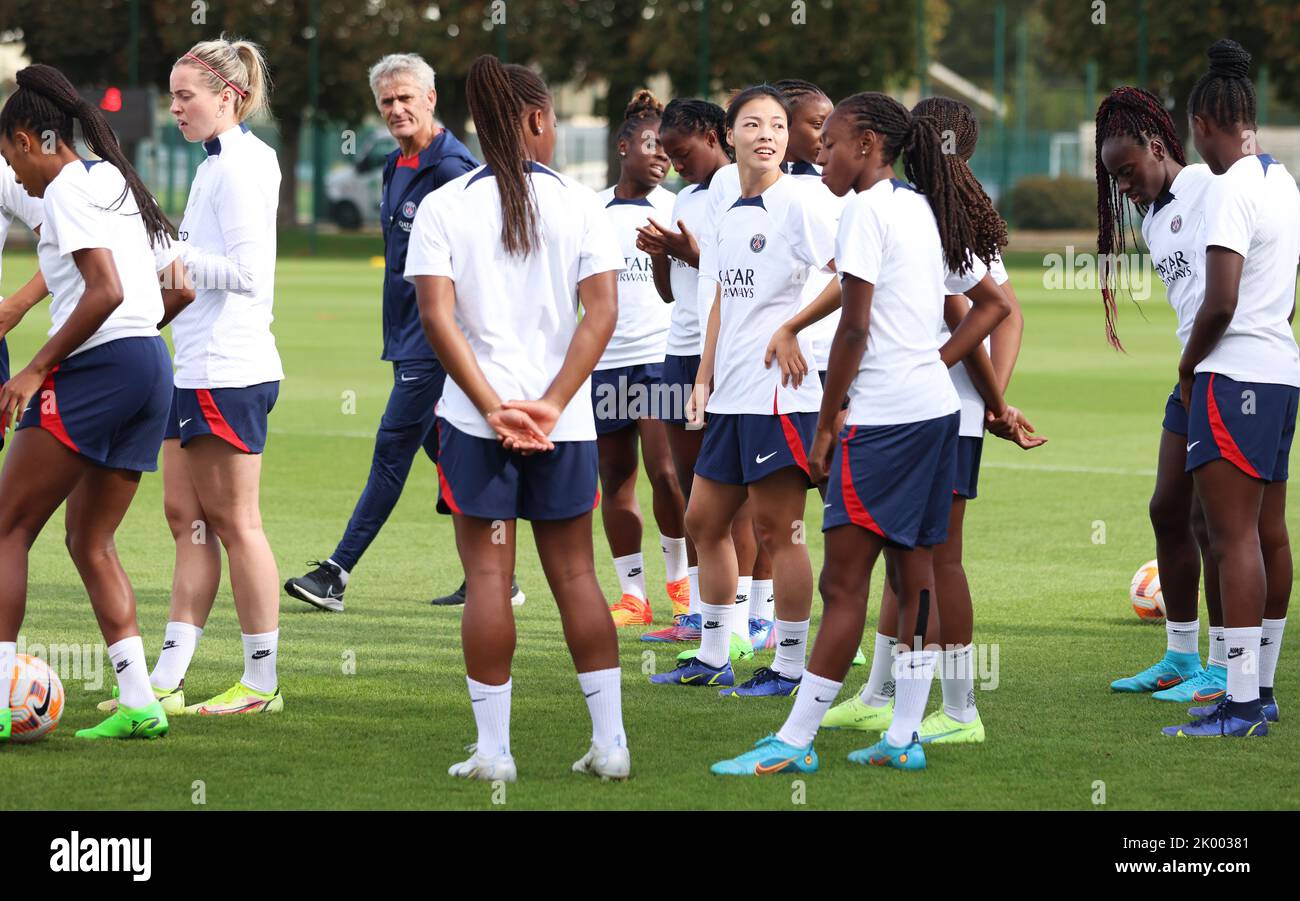 Paris, France. 8th Sep, 2022. Chinese player Li Mengwen (6th R) talks ...