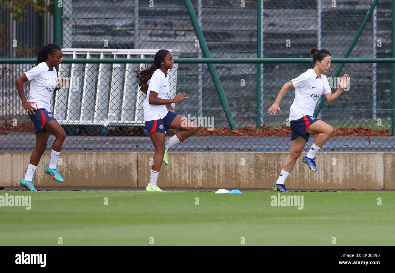 Paris, France. 8th Sep, 2022. Chinese player Li Mengwen (R) attends a ...