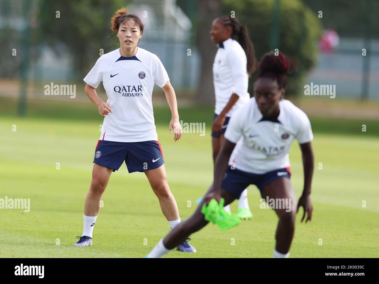 Paris, France. 8th Sep, 2022. Chinese player Li Mengwen (L) attends a ...