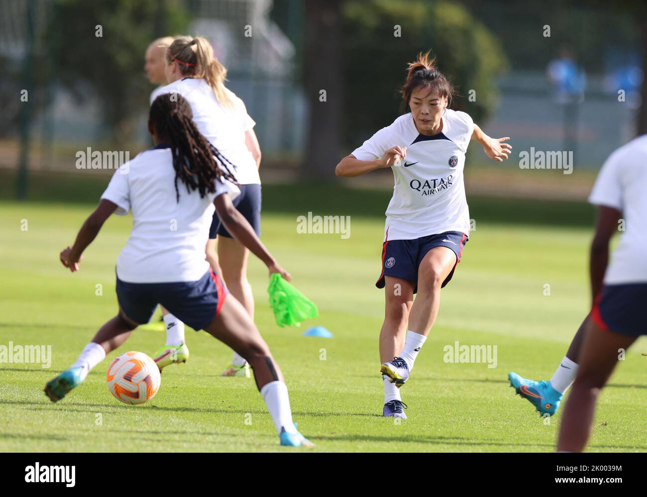 Paris, France. 8th Sep, 2022. Chinese player Li Mengwen (R) attends a ...