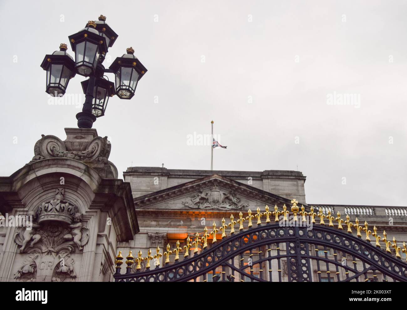 London, England, UK. 8th Sep, 2022. The Union Jack on top of Buckingham ...