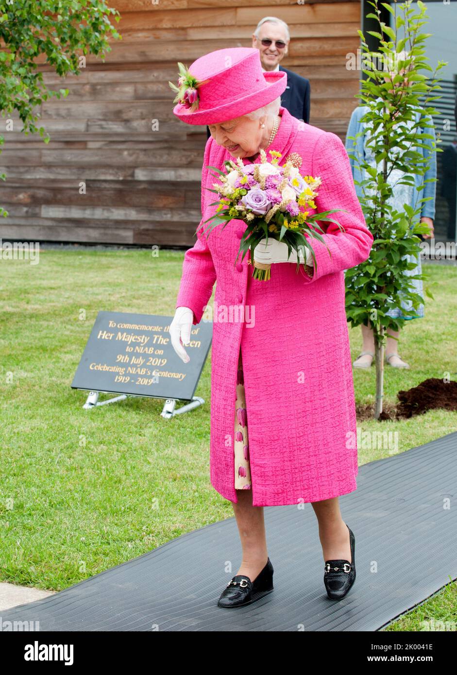 Queen planting tree uk hi-res stock photography and images - Alamy