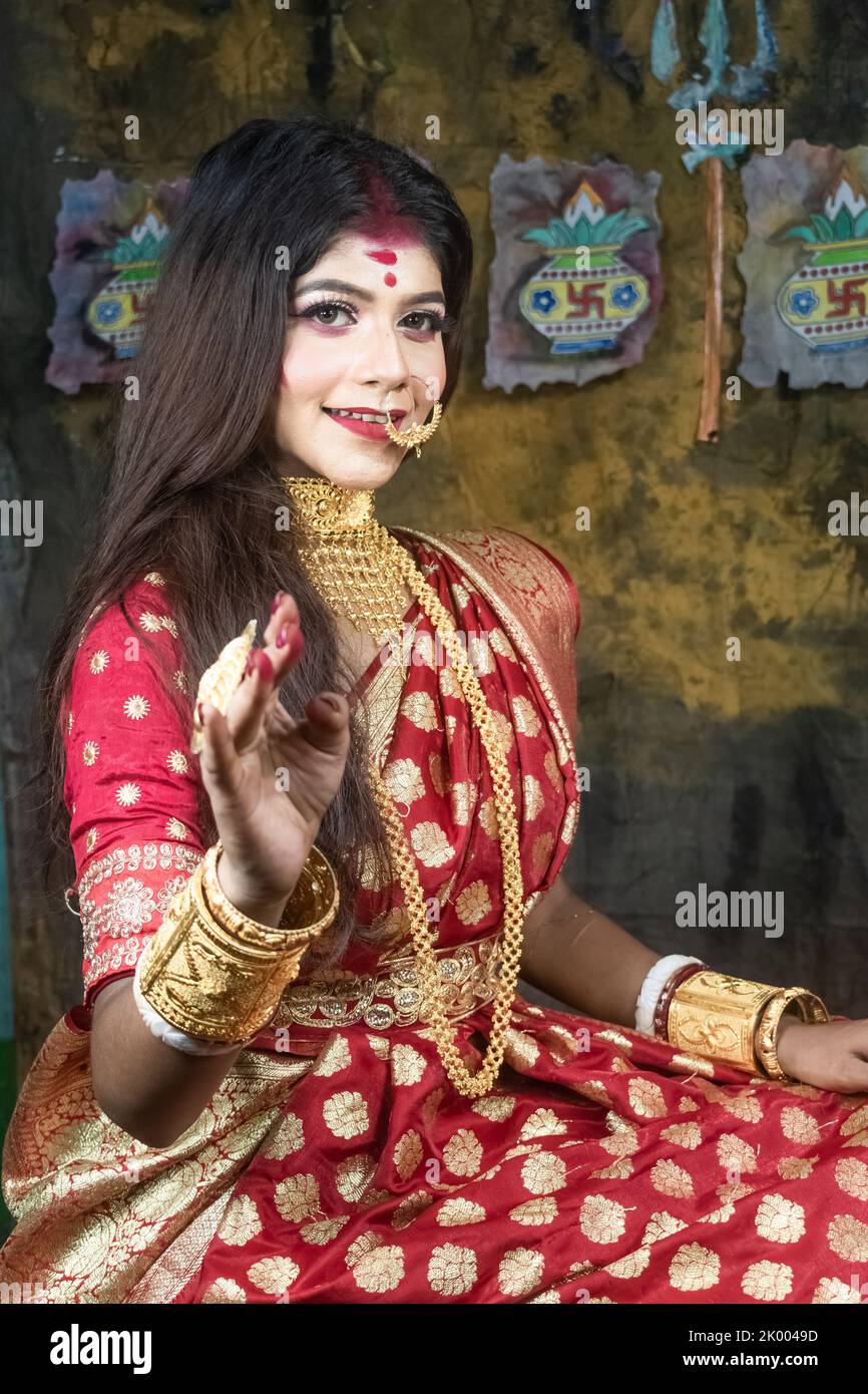 Bengali married women in traditional sari at Indian festival Stock Photo - Alamy