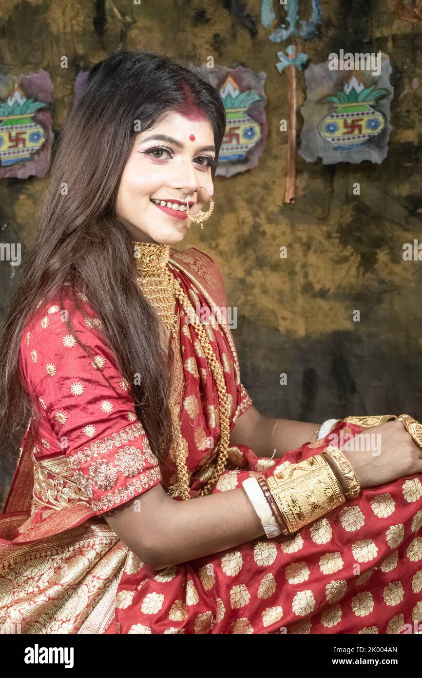Bengali married women in traditional sari at Indian festival Stock Photo - Alamy