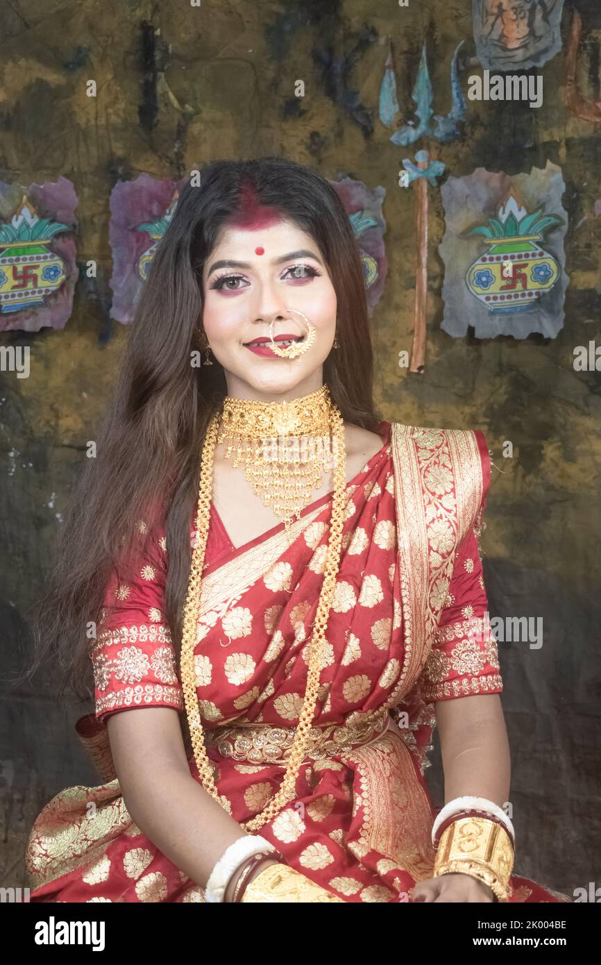 Bengali married women in traditional sari at Indian festival Stock Photo - Alamy