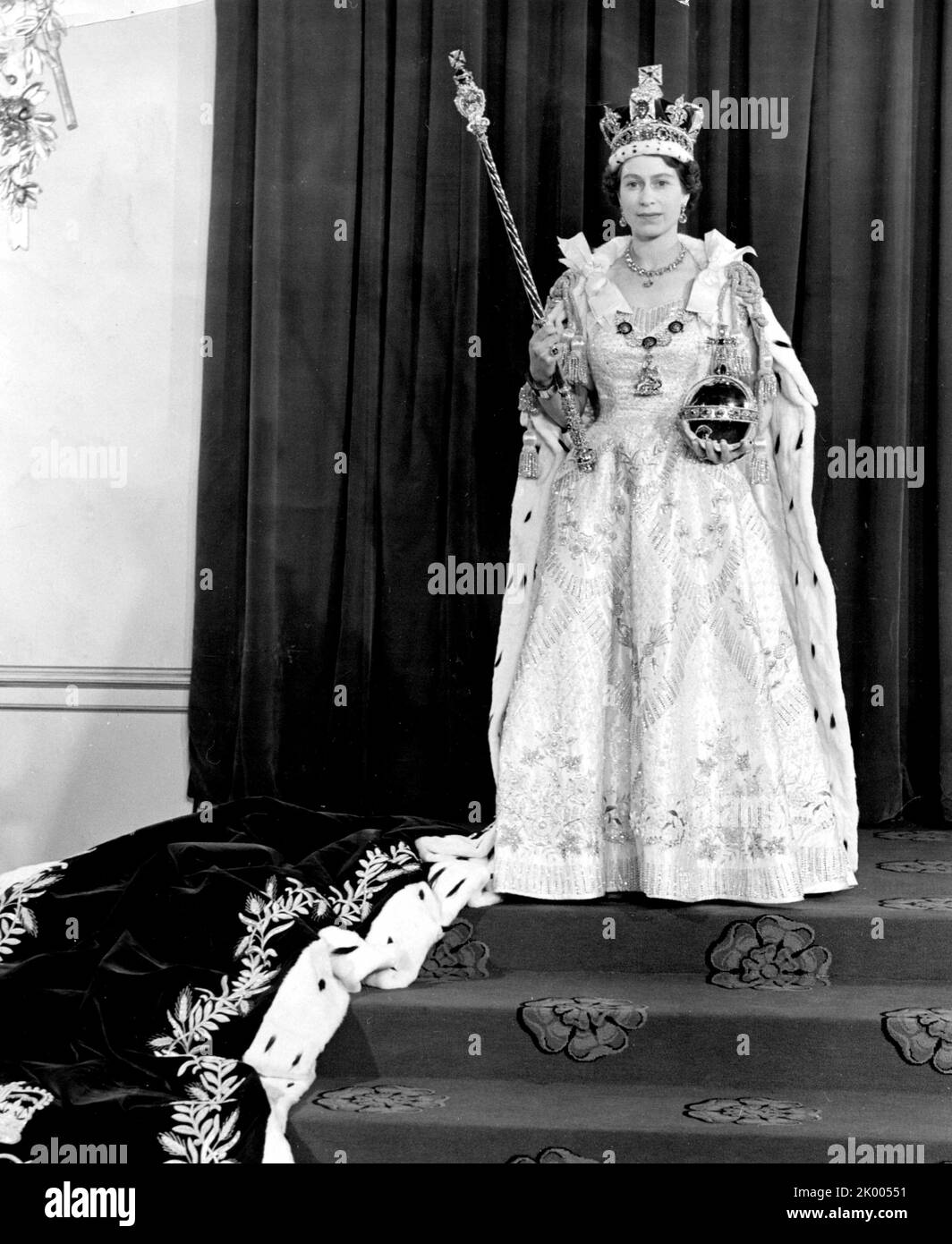 Queen elizabeth ii coronation dress hi-res stock photography and images ...