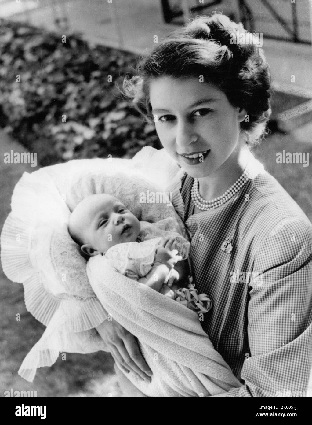 September 1950 - PRINCESS ELIZABETH holds her newborn daughter PRINCESS ...
