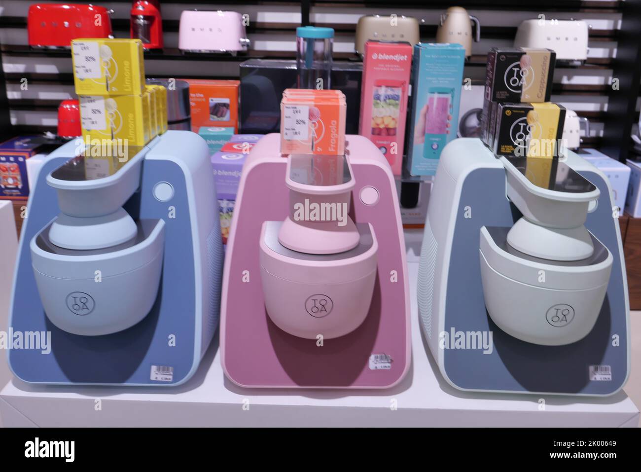 TOOA ELECTRIC MACHINES FOR THE HOME TO MAKE ICE CREAM Stock Photo - Alamy