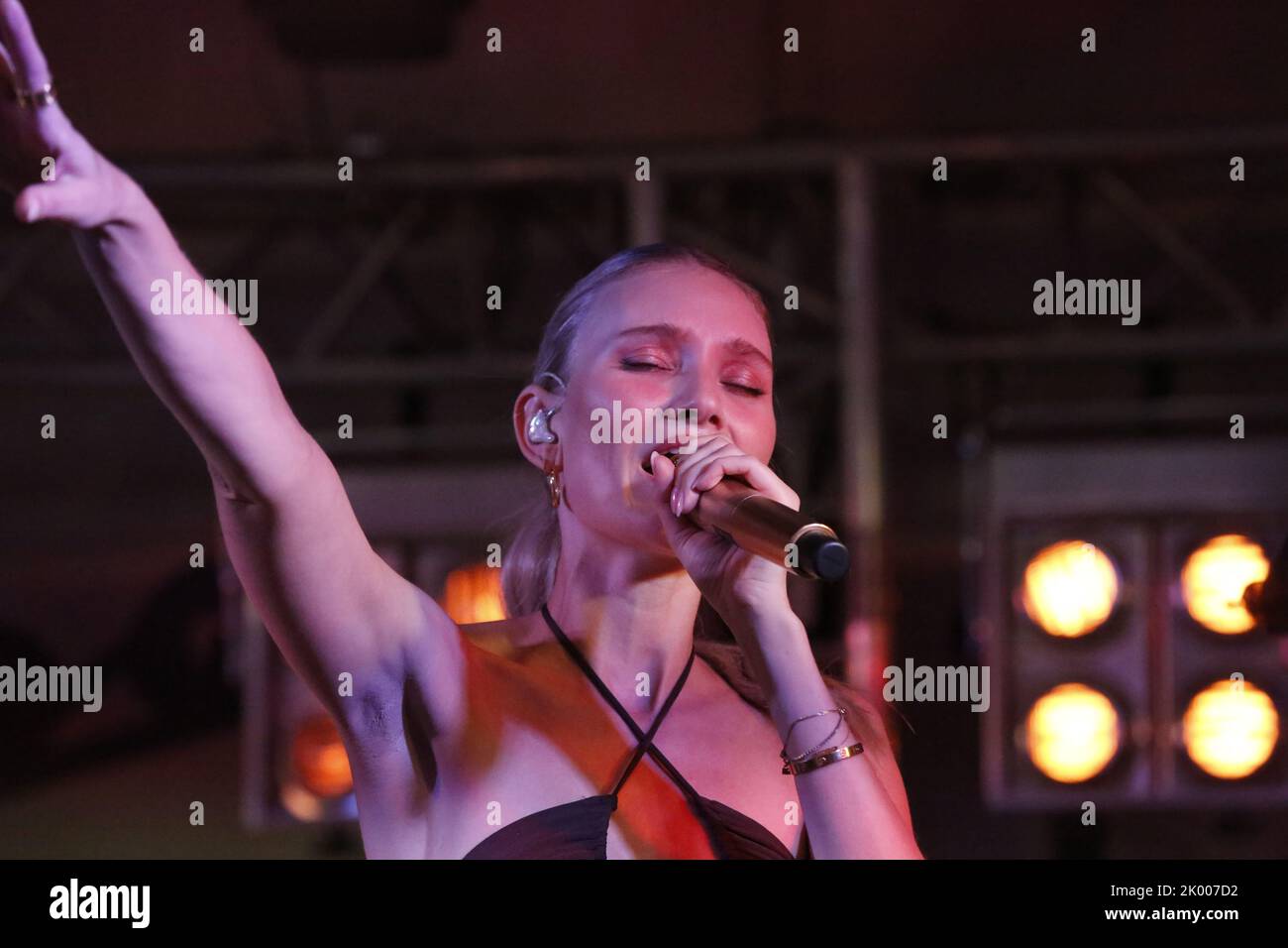 Riser band hi-res stock photography and images - Alamy