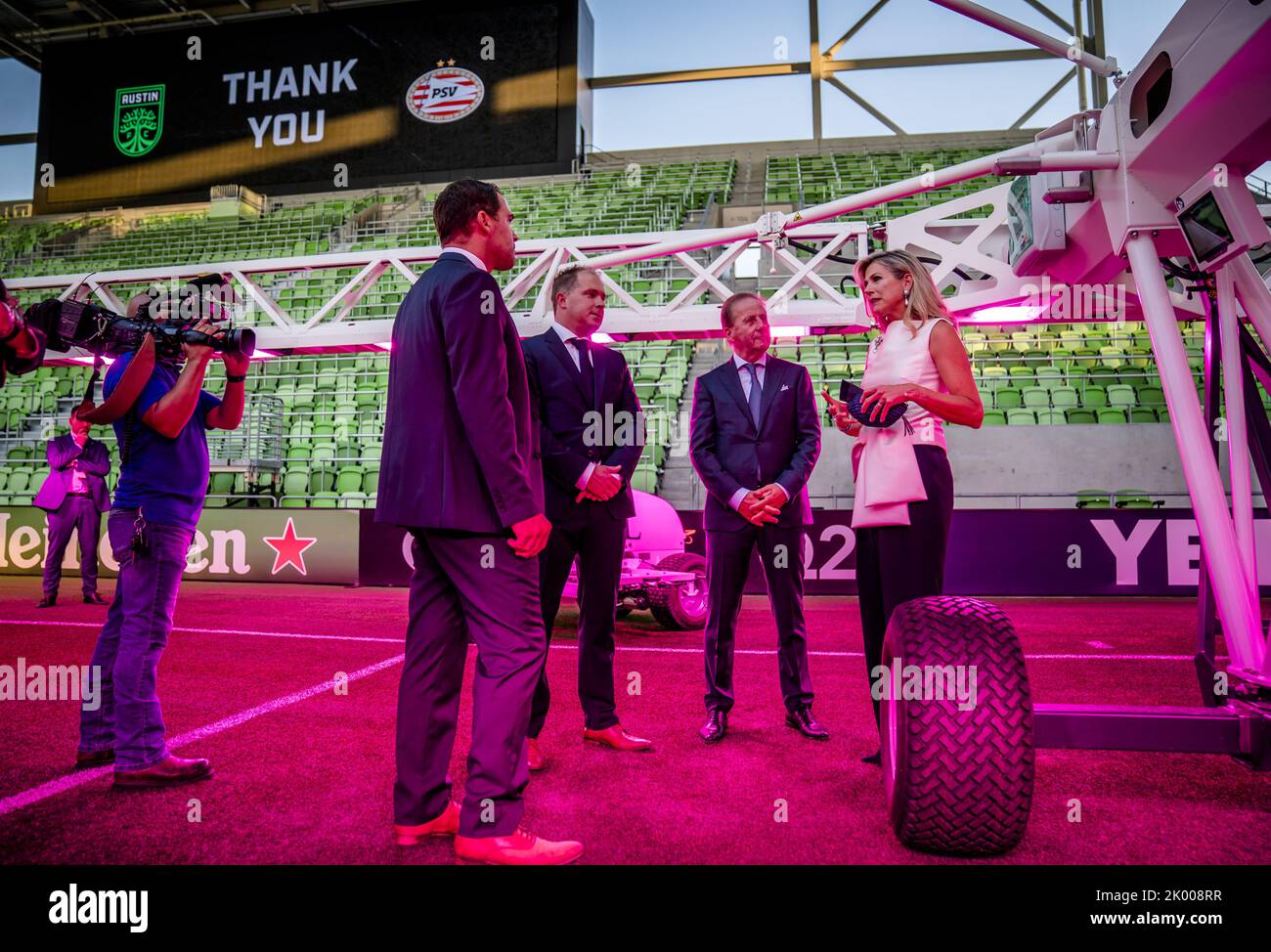 2022-09-08 19:13:47 AUSTIN - Grow lights from the company Stadium Grow ...