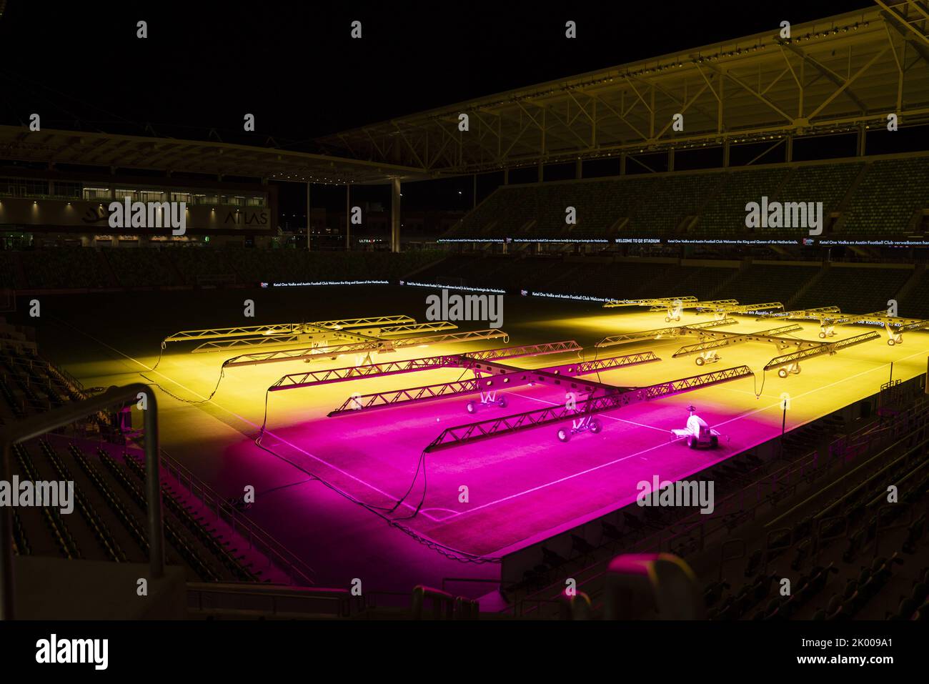 2022-09-08 20:33:31 AUSTIN - Grow lights from the company Stadium Grow ...