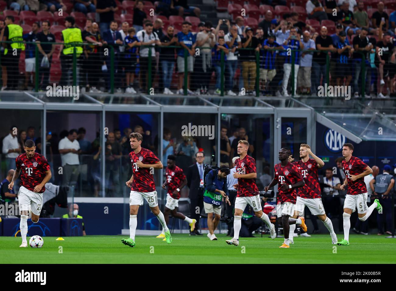 FC Bayern Munchen players warm up during the UEFA Champions League 2022 ...