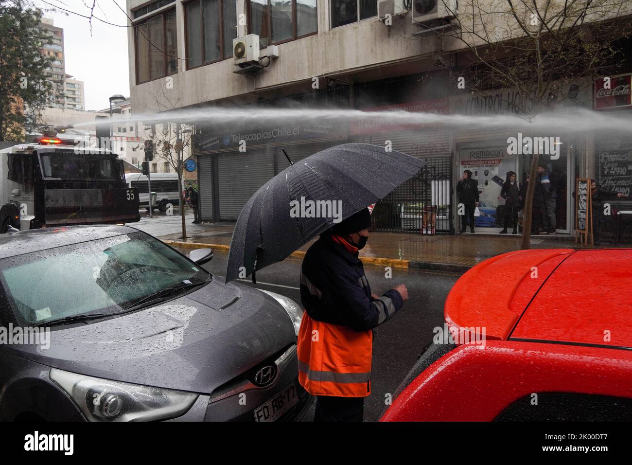 Santiago, Metropolitana, Chile. 8th Sep, 2022. A man protects himself ...