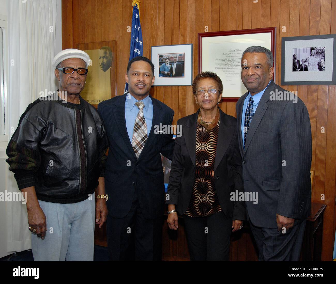 Deputy Secretary Ron Sims with Anthony Donald and family Stock Photo ...
