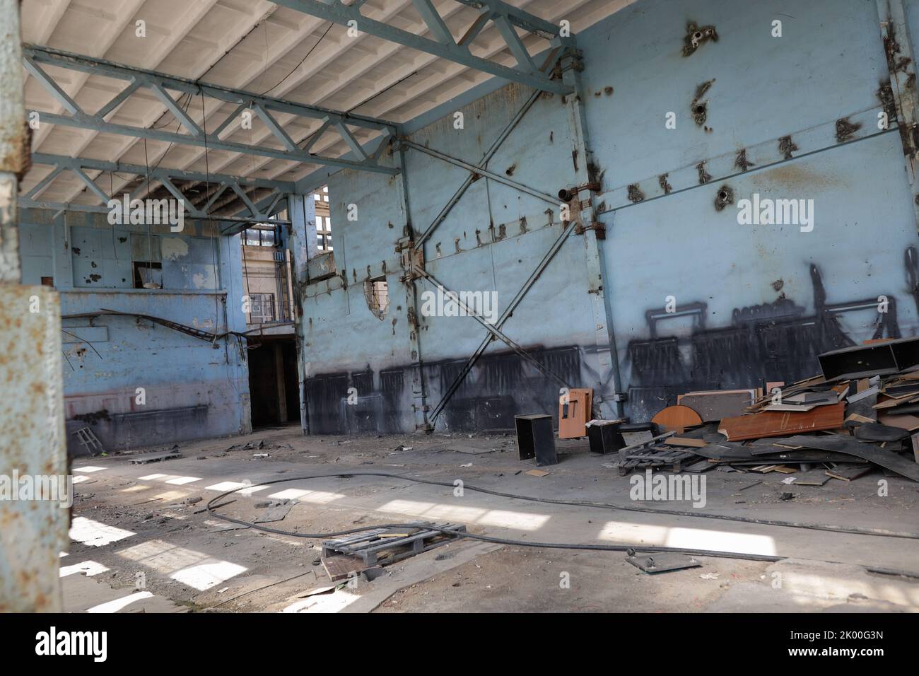 Broken windows in industrial abandoned hi-res stock photography and images - Alamy